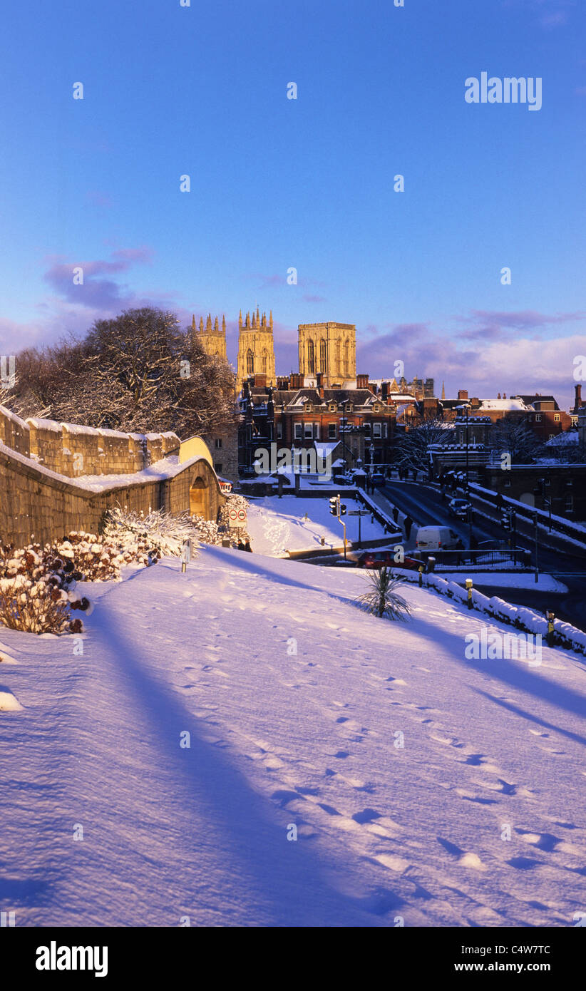 York city uk snow cathedral hi-res stock photography and images - Alamy