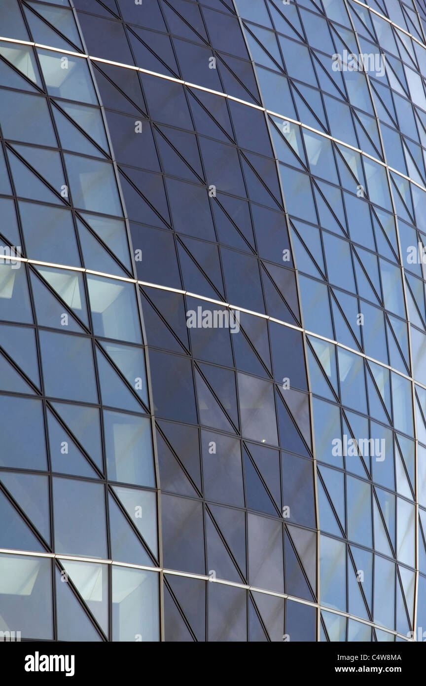 The gherkin tower building workers hi-res stock photography and images ...