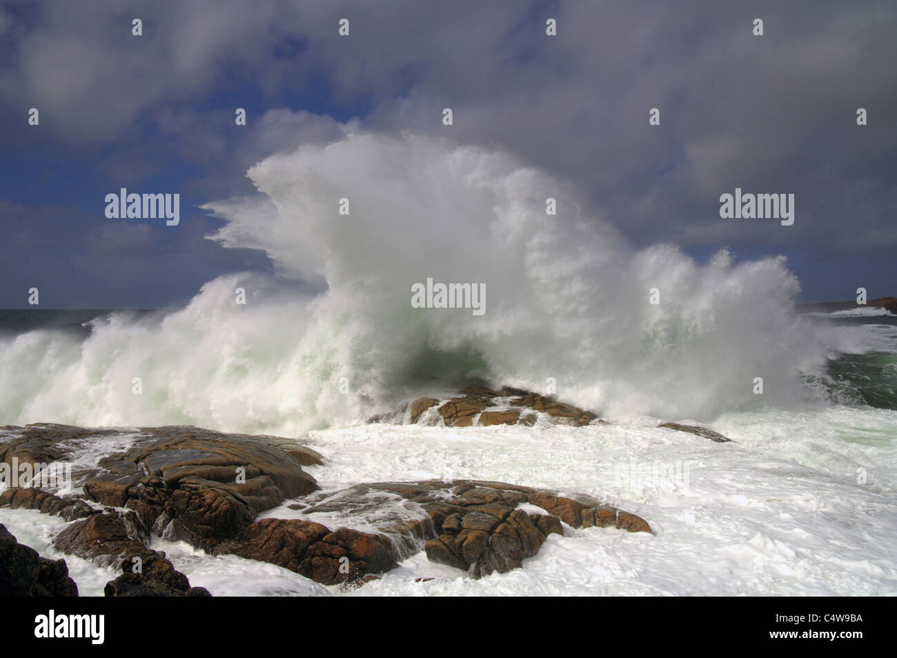 Crashing waves hi-res stock photography and images - Alamy