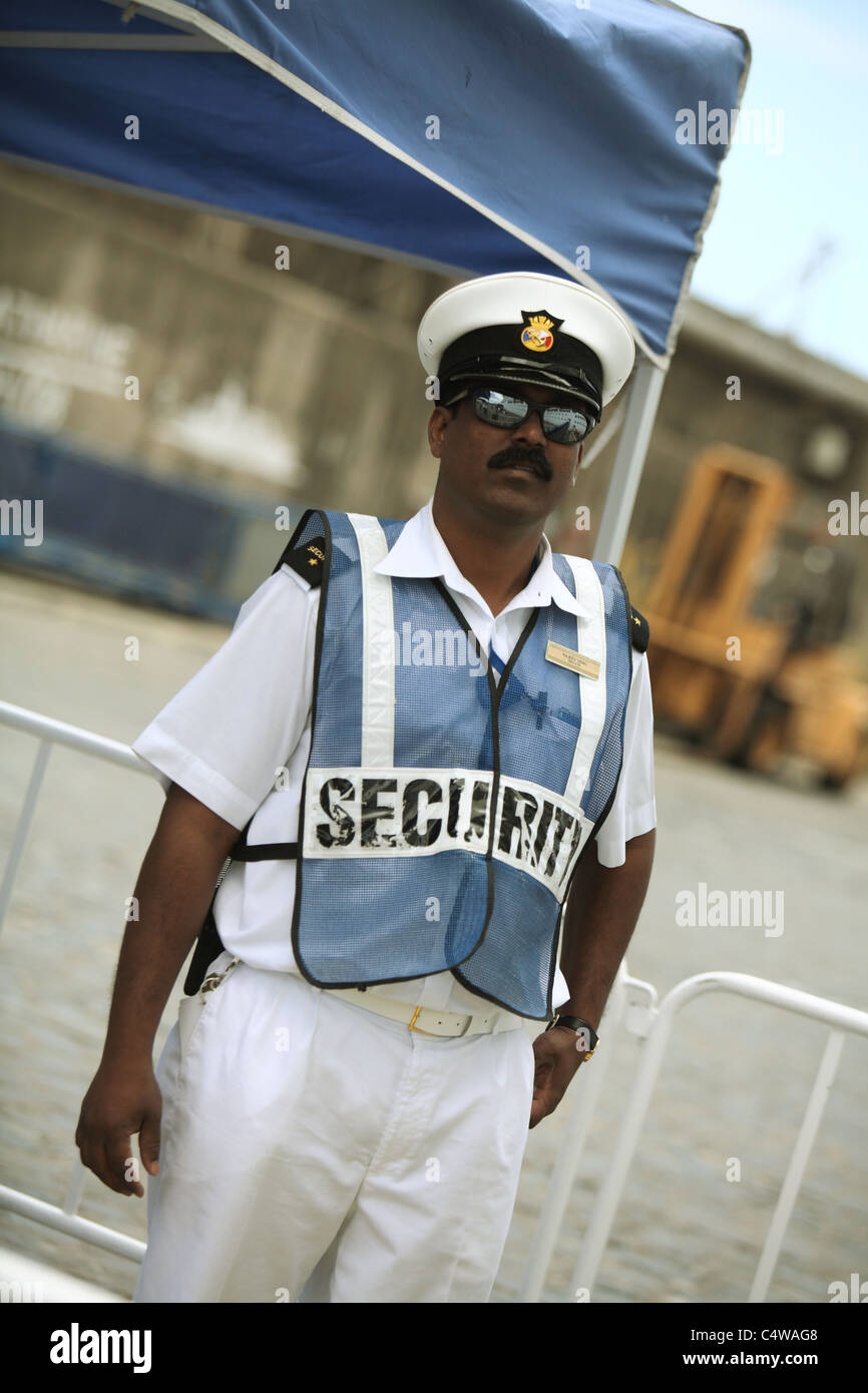 Gangway security. P & O passenger ship Stock Photo - Alamy