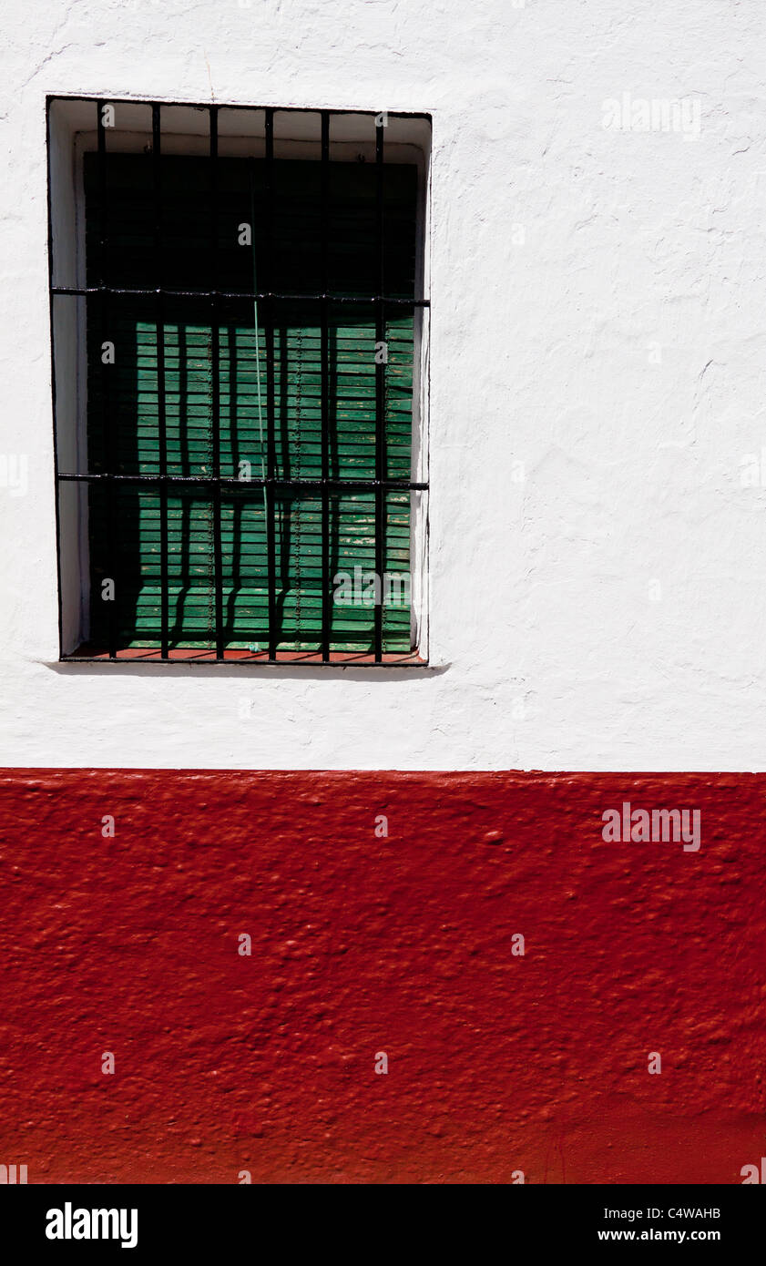 Two tone wall hi-res stock photography and images - Alamy