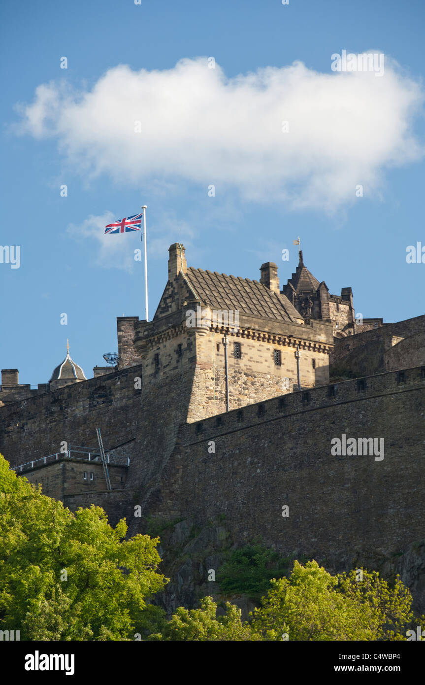 Scottish flag edinburgh castle hi-res stock photography and images - Alamy