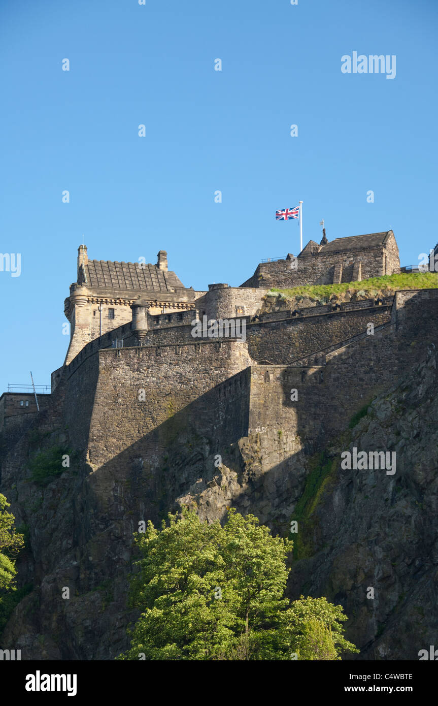 Scottish flag edinburgh castle hi-res stock photography and images - Alamy