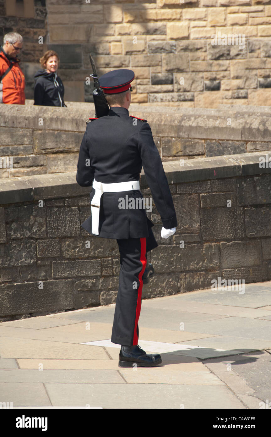 Edinburgh castle guard hi-res stock photography and images - Alamy