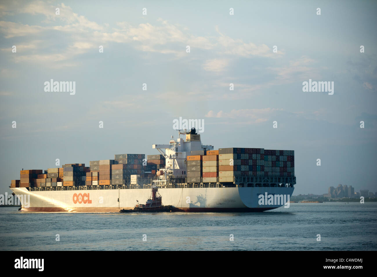 The OOCL line Laohsiung container ship in the New York and New Jersey ...