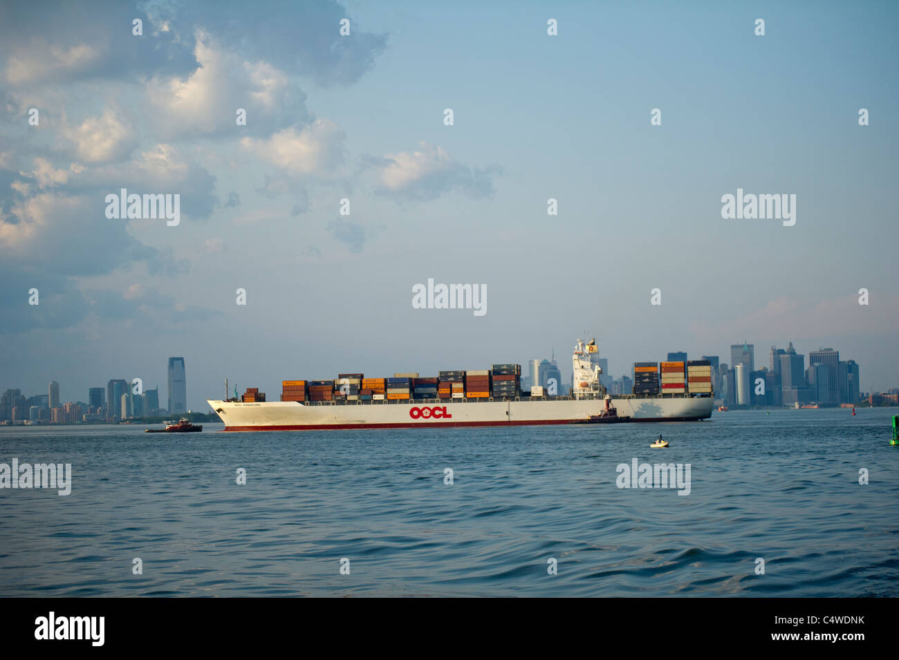 The OOCL line Laohsiung container ship in the New York and New Jersey ...