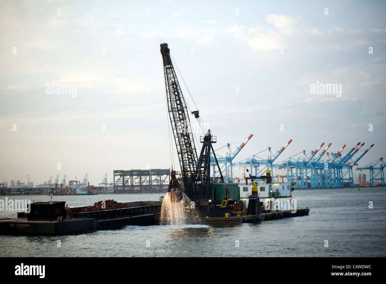 Dredging boats hi-res stock photography and images - Alamy