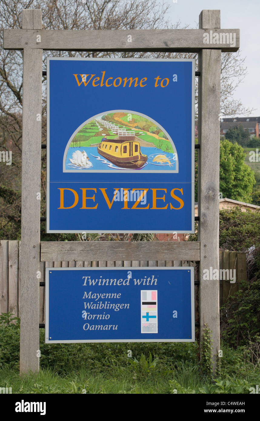 Town sign uk entering hi-res stock photography and images - Alamy