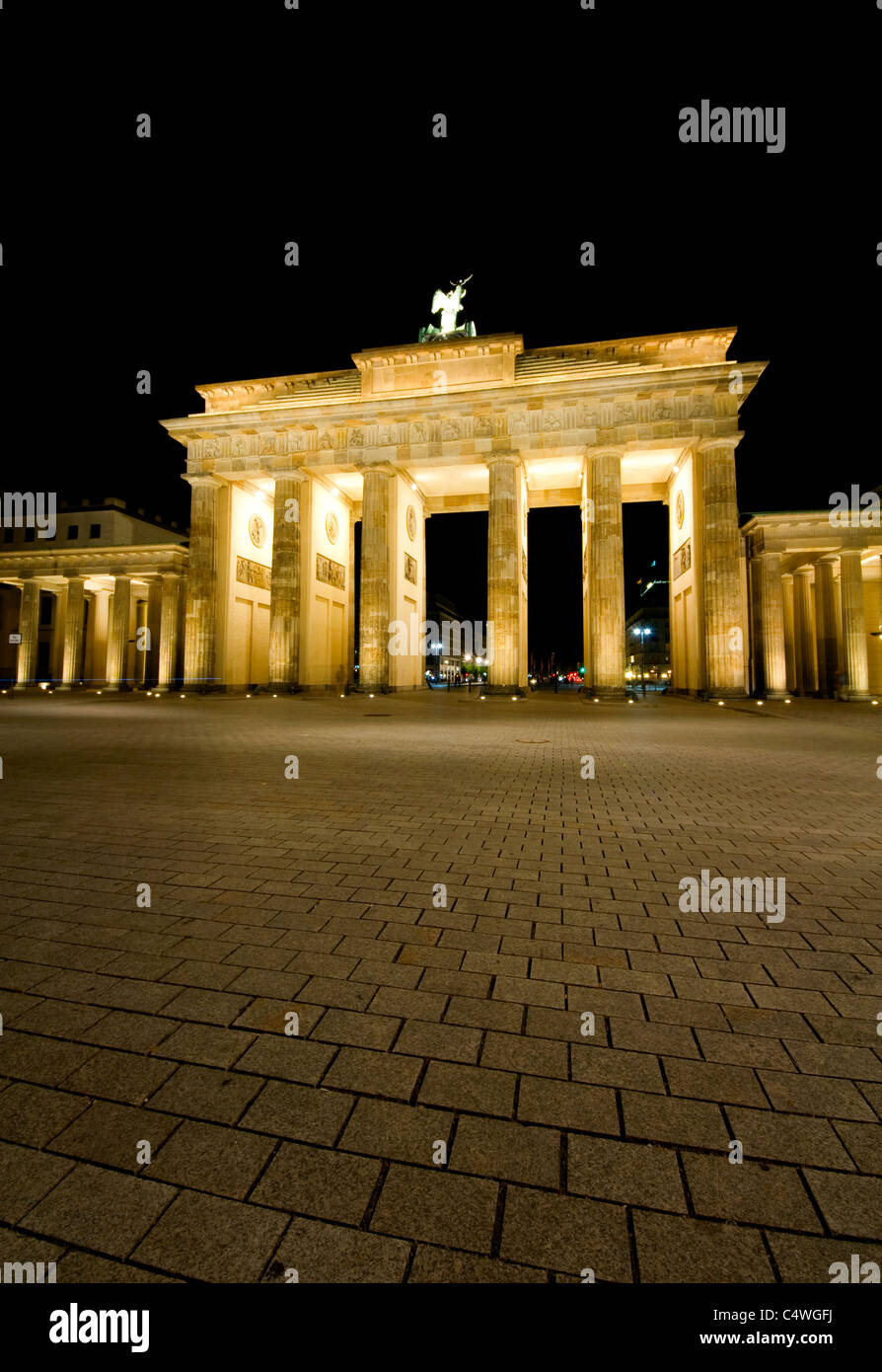 The Brandenburg gate, Berlin, at night Stock Photo - Alamy