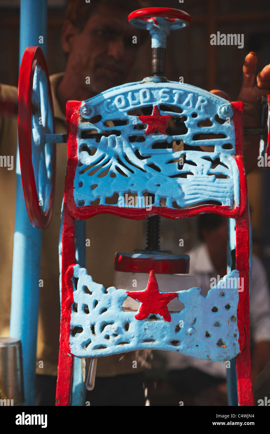 Ice grinding machine at drinks stand, Bundi, Rajasthan, India Stock ...