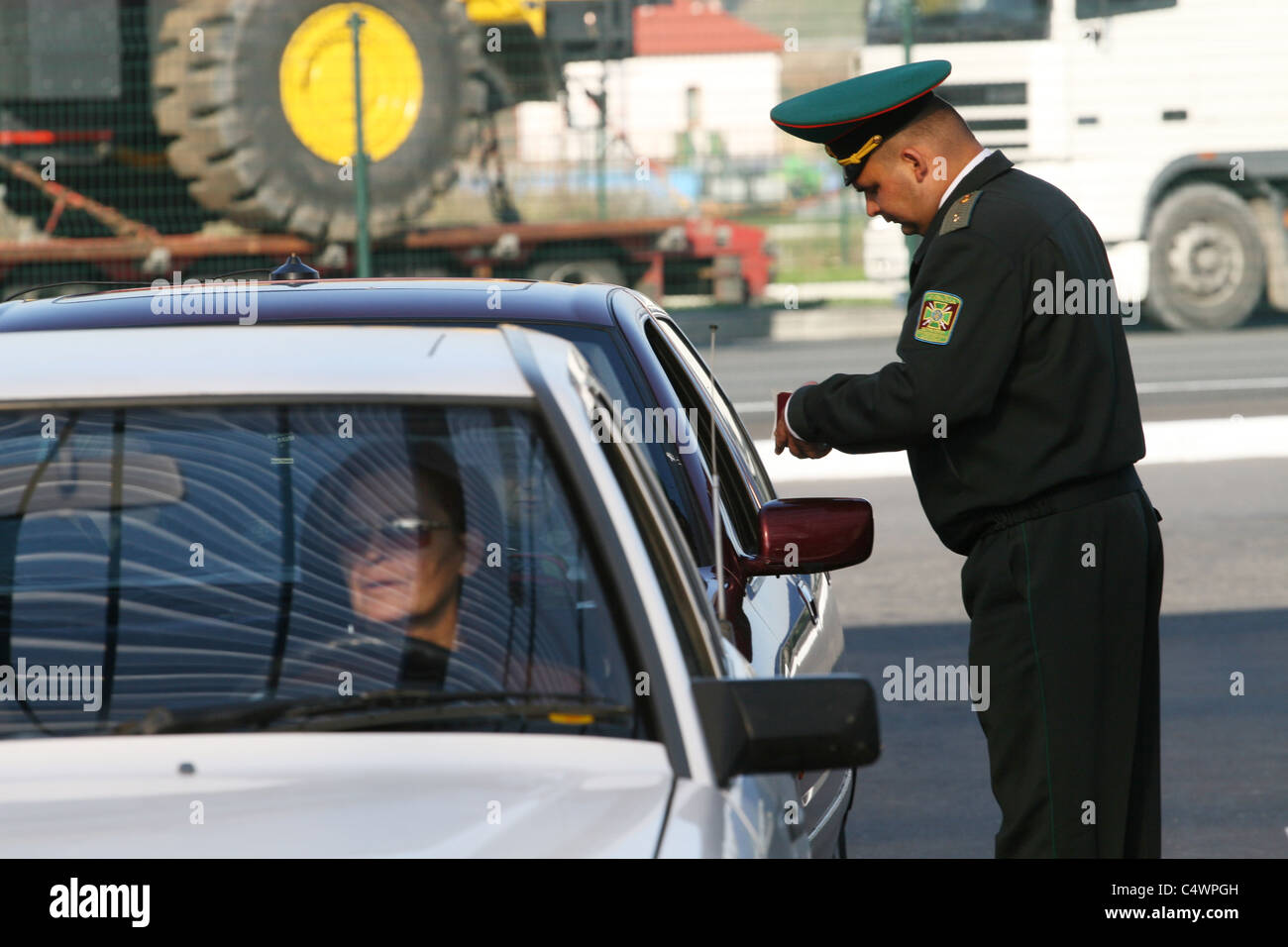 Queue of cars waiting at the Polish-Ukrainian border crossing Stock ...