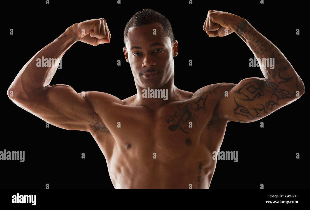 Studio shot of muscular man flexing muscles Stock Photo - Alamy