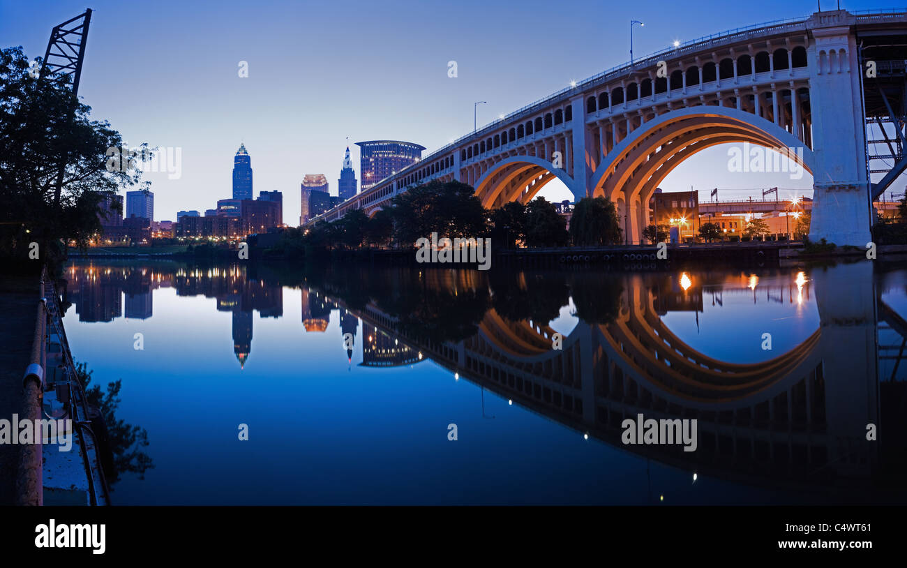 USA,Ohio,Cleveland,Veterans Memorial Bridge at dusk Stock Photo - Alamy
