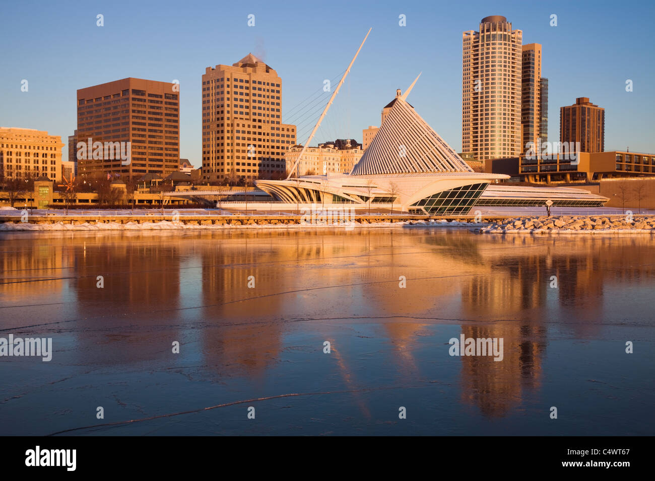USA,Wisconsin,Milwaukee,City skyline with Art Museum Stock Photo - Alamy