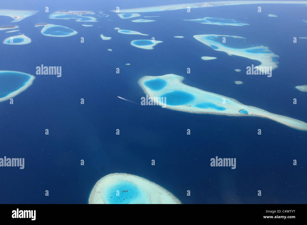 Aerial view of a boat sailing through an Atoll Stock Photo - Alamy