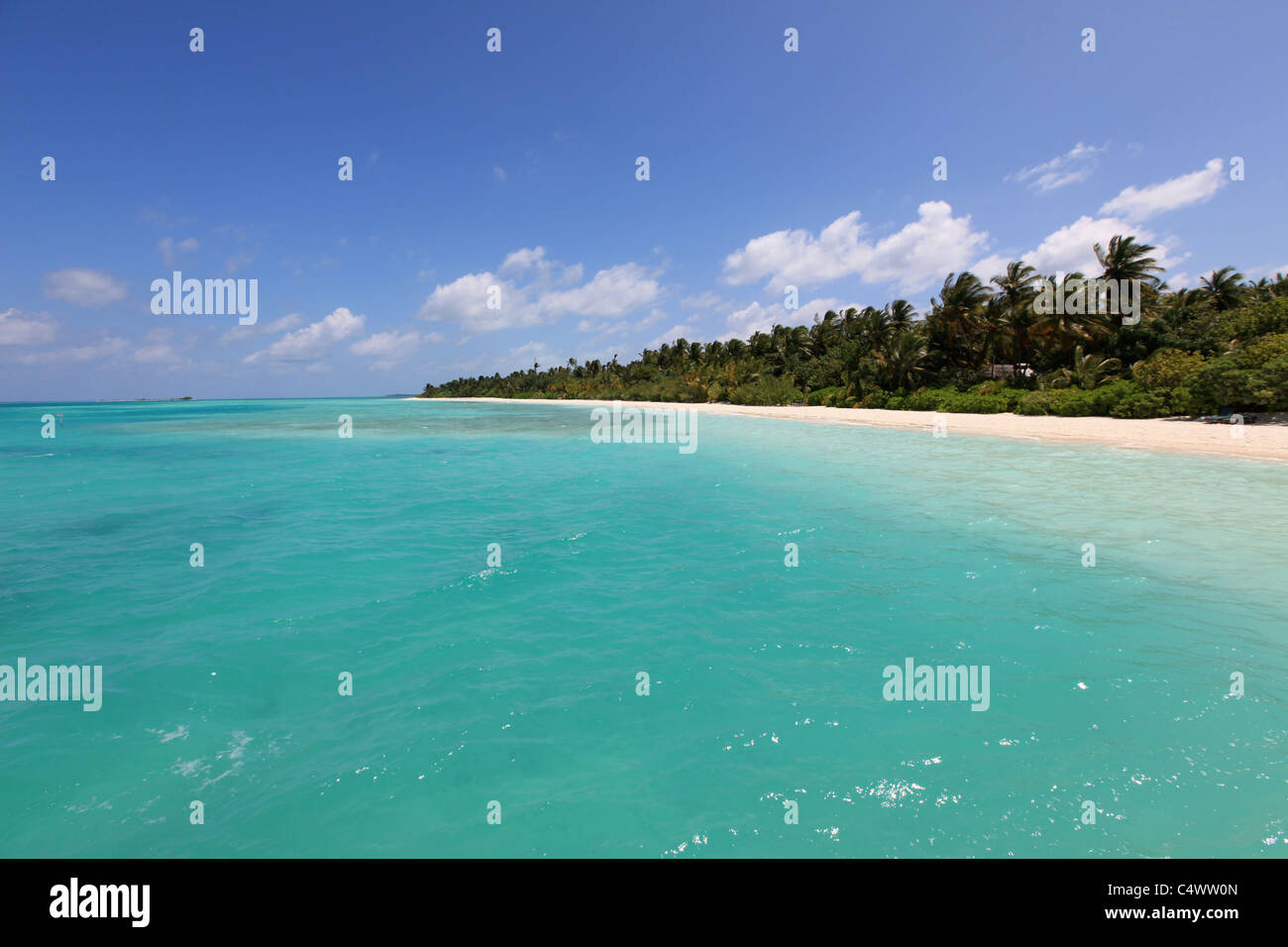 Deserted tropical beach hi-res stock photography and images - Alamy