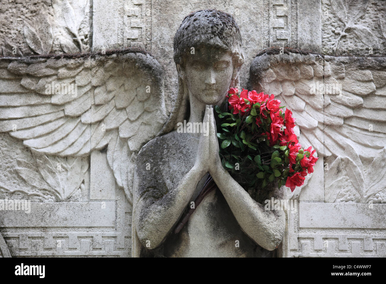 Père Lachaise Cemetery Angel with Flowers Stock Photo - Alamy
