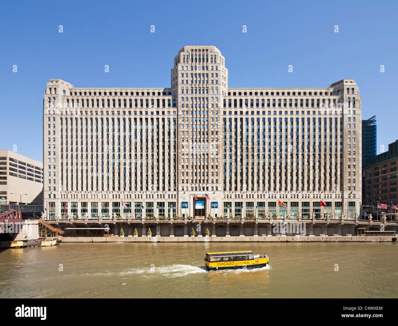 Usa illinois chicago merchandise mart hi-res stock photography and ...