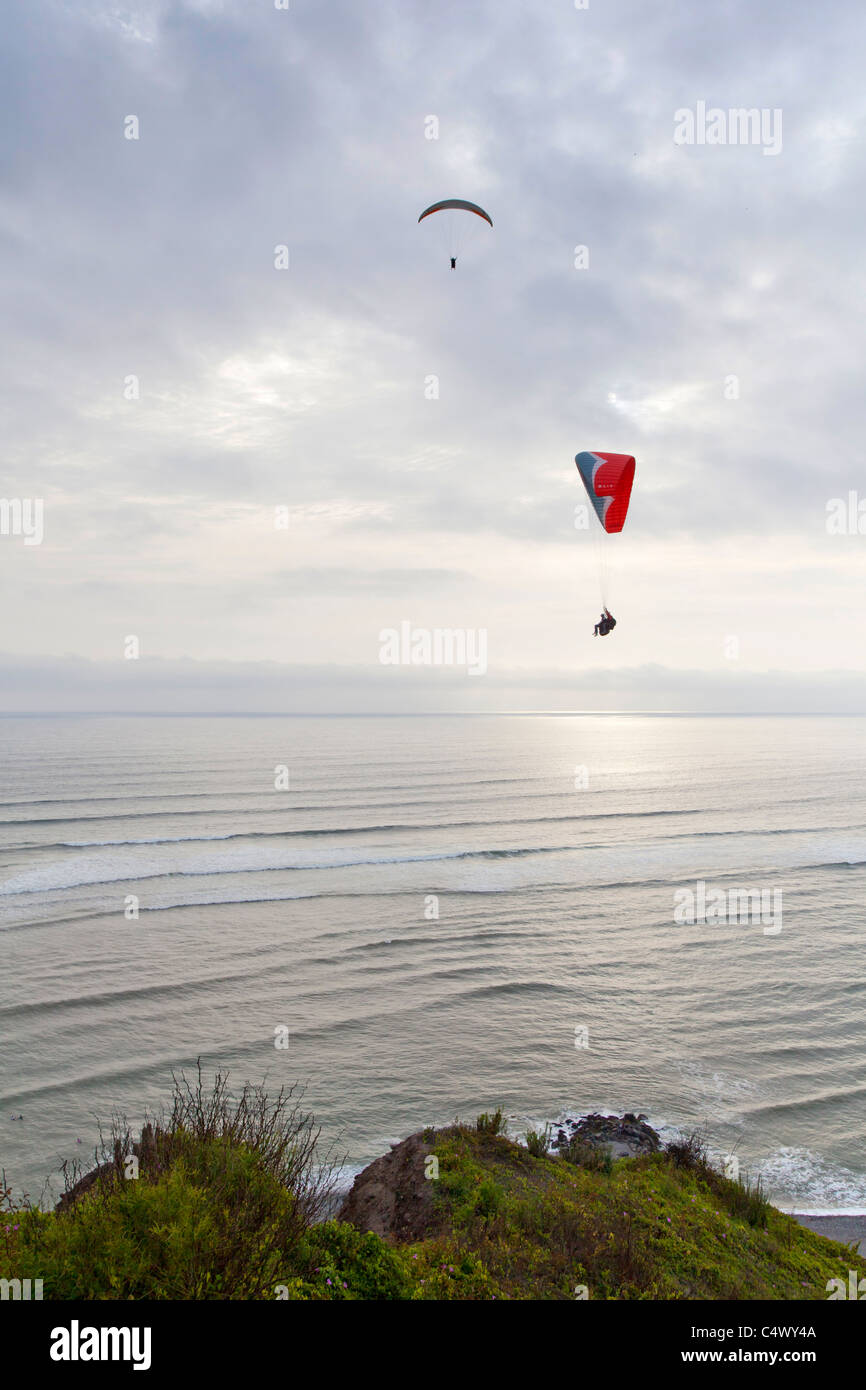 Lima paragliding hi-res stock photography and images - Alamy
