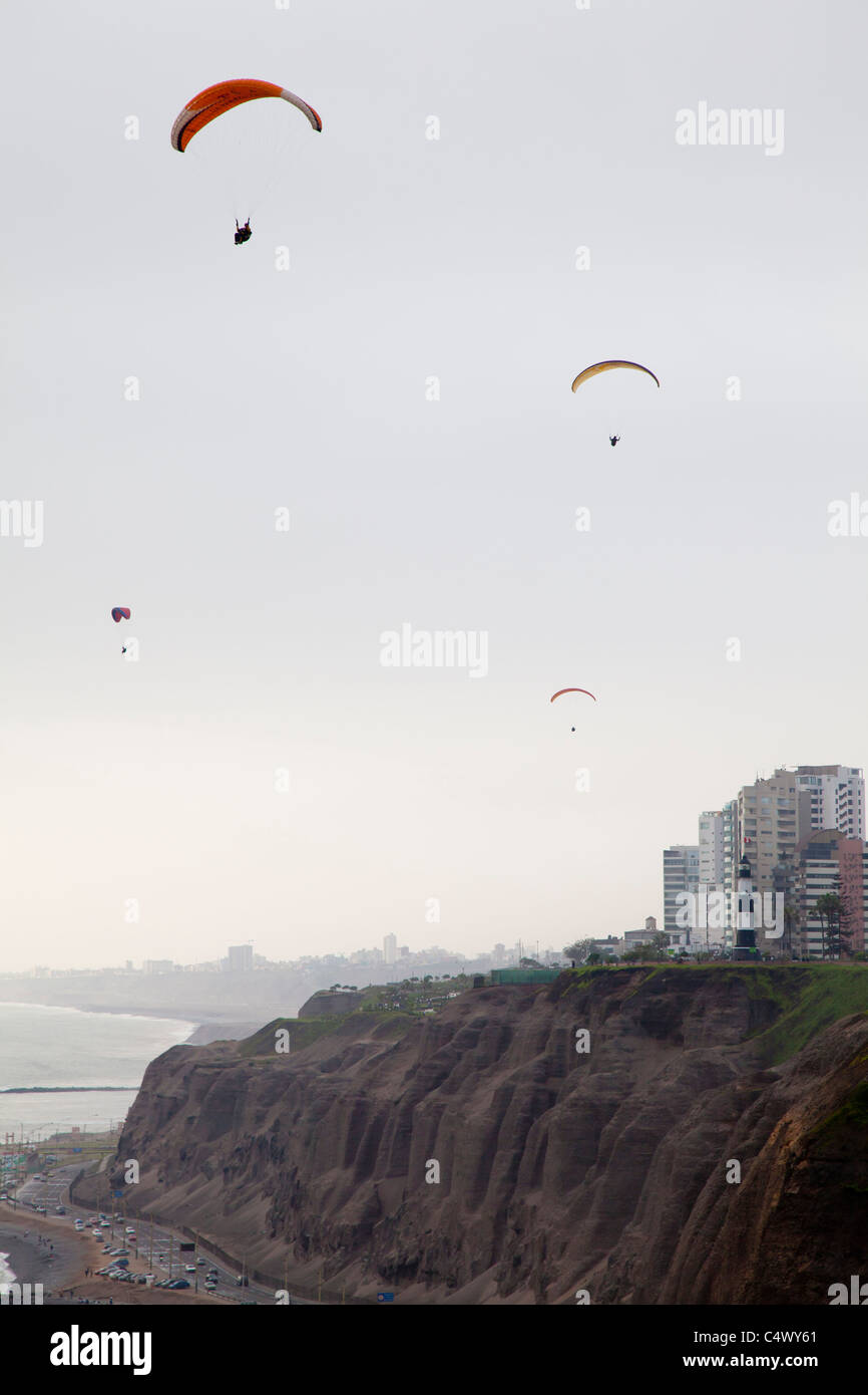 Paragliding in miraflores lima peru hi-res stock photography and images ...