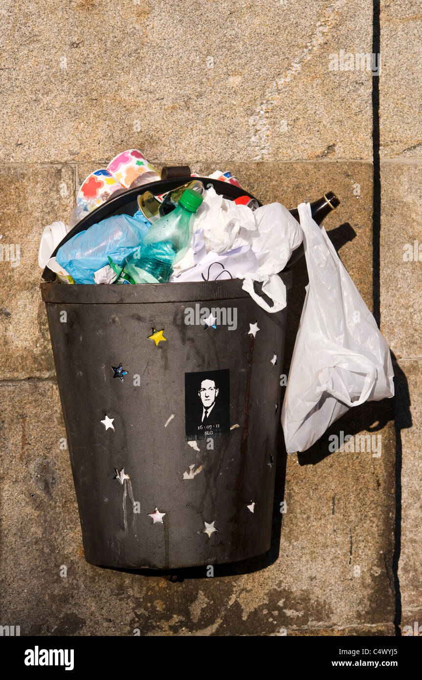 A litter bin overflowing with rubbish Stock Photo - Alamy A litter bin overflowing with rubbish Stock Photo - Alamy
