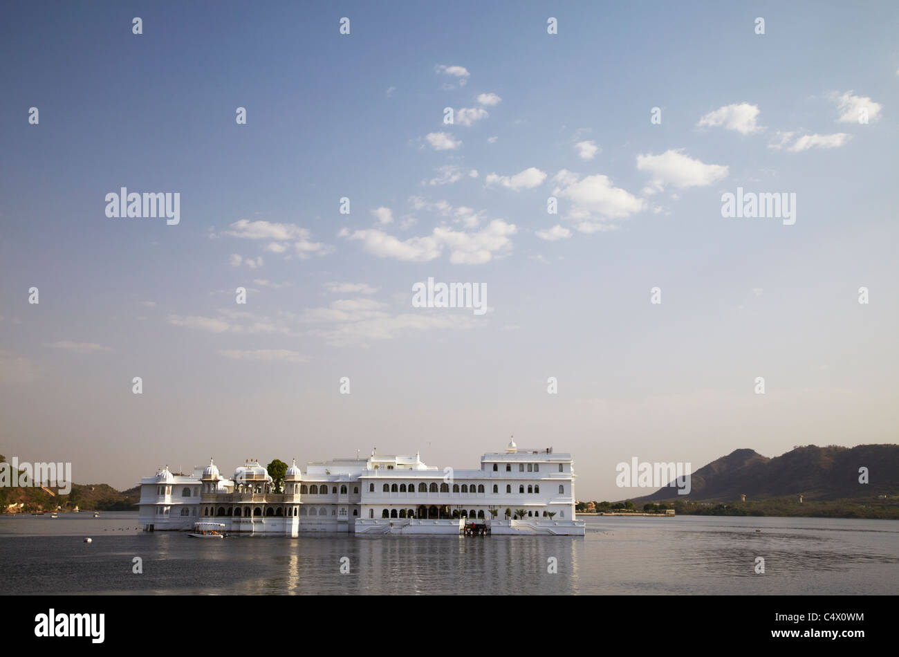 Hotel on lake udaipur india hi-res stock photography and images - Alamy