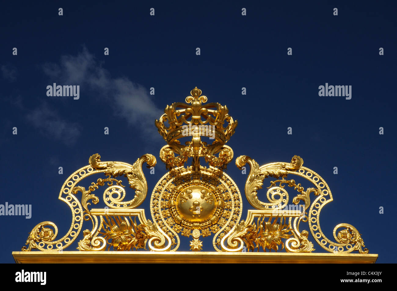 Detail of the golden gate at the Chateau of Versail Stock Photo - Alamy
