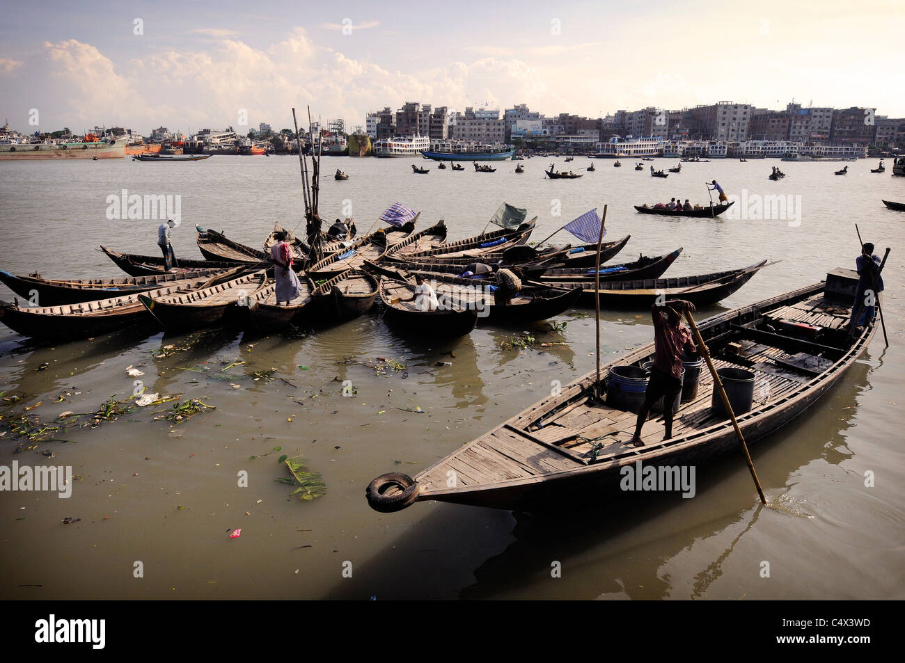 A scene in the port of Sadarghat in Dhaka, Bangladesh Stock Photo - Alamy