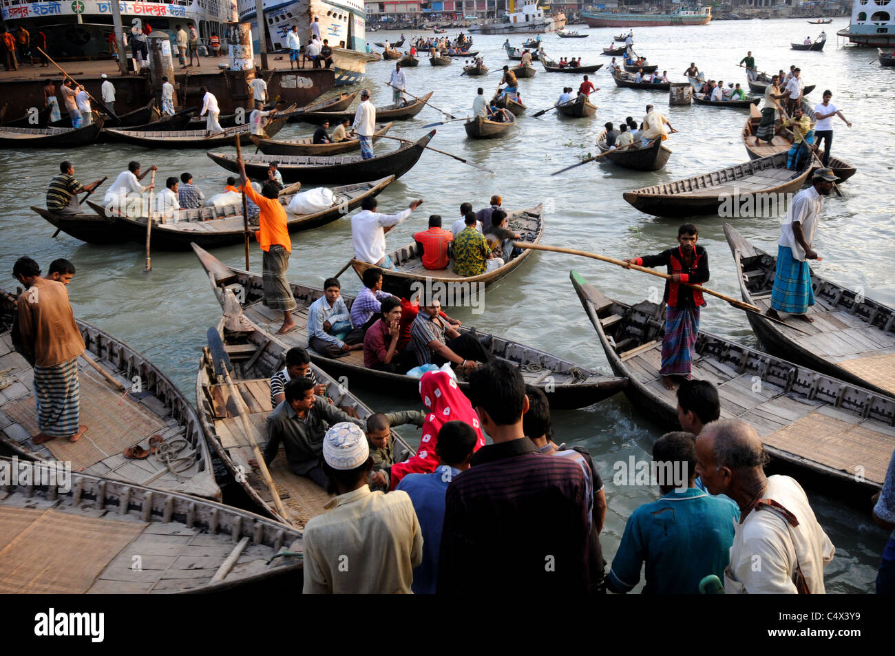 A scene in the port of Sadarghat in Dhaka, Bangladesh Stock Photo - Alamy
