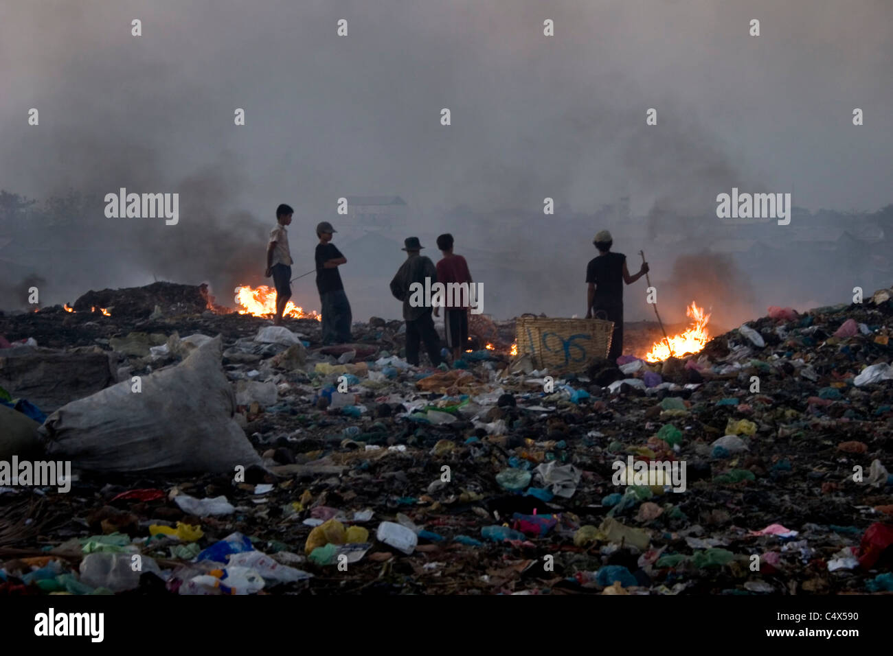 Kids scavenge garbage hi-res stock photography and images - Alamy