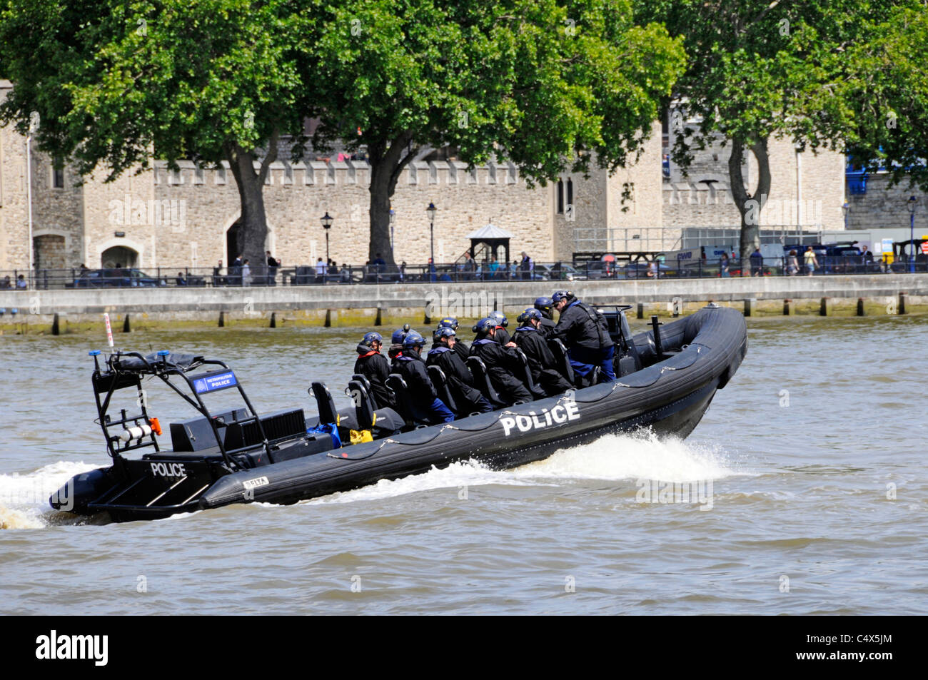 Metropolitan Police high speed Rigid Inflatable Boat and police team ...
