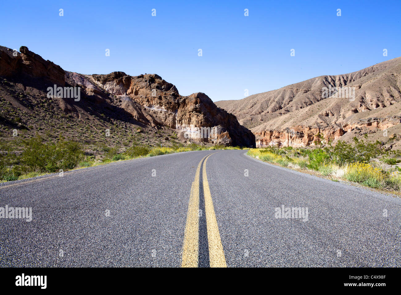 Two lane highway western landscape hi-res stock photography and images ...