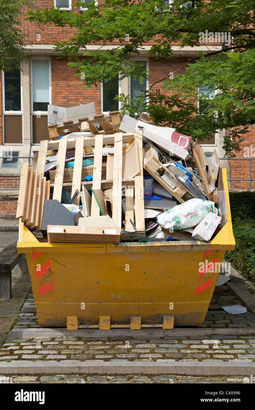 Skip Rubbish Stock Photos & Skip Rubbish Stock Images - Alamy