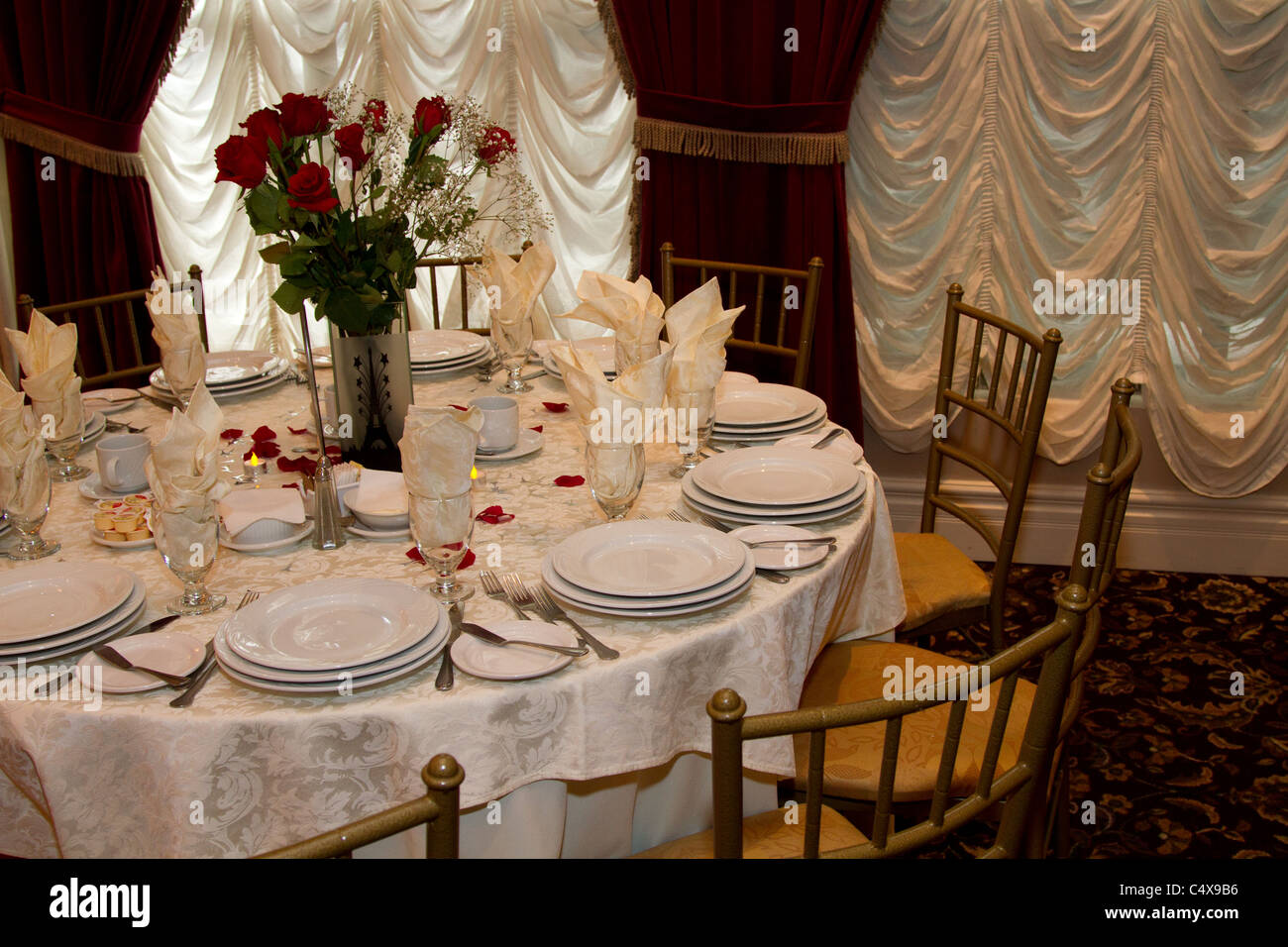 Empty banquet party hall hi-res stock photography and images - Alamy