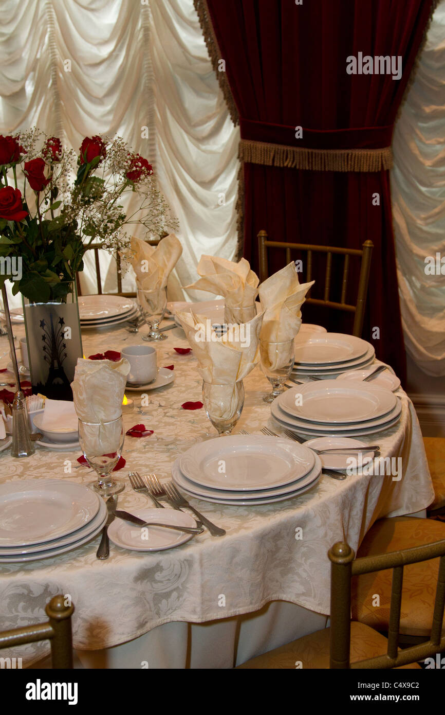 banquet hall table set dinner party empty Stock Photo - Alamy