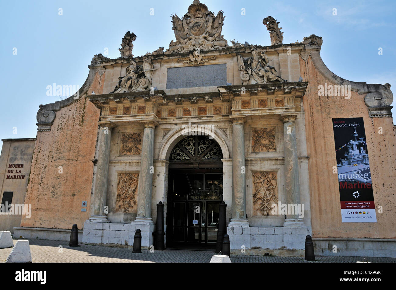 La porte monumentale de la base navale hi-res stock photography and ...
