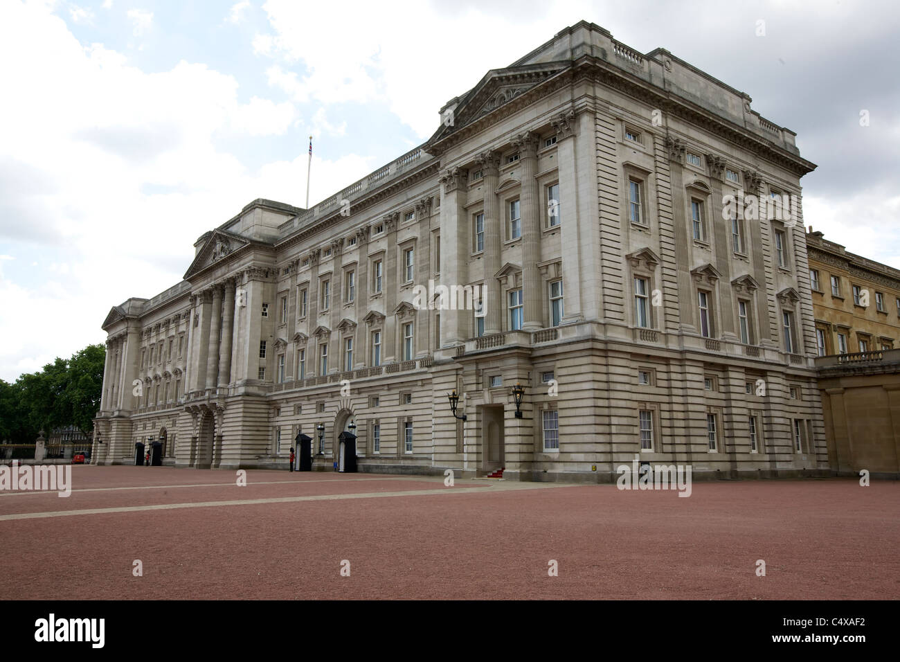 Buckingham palace exterior hi-res stock photography and images - Alamy