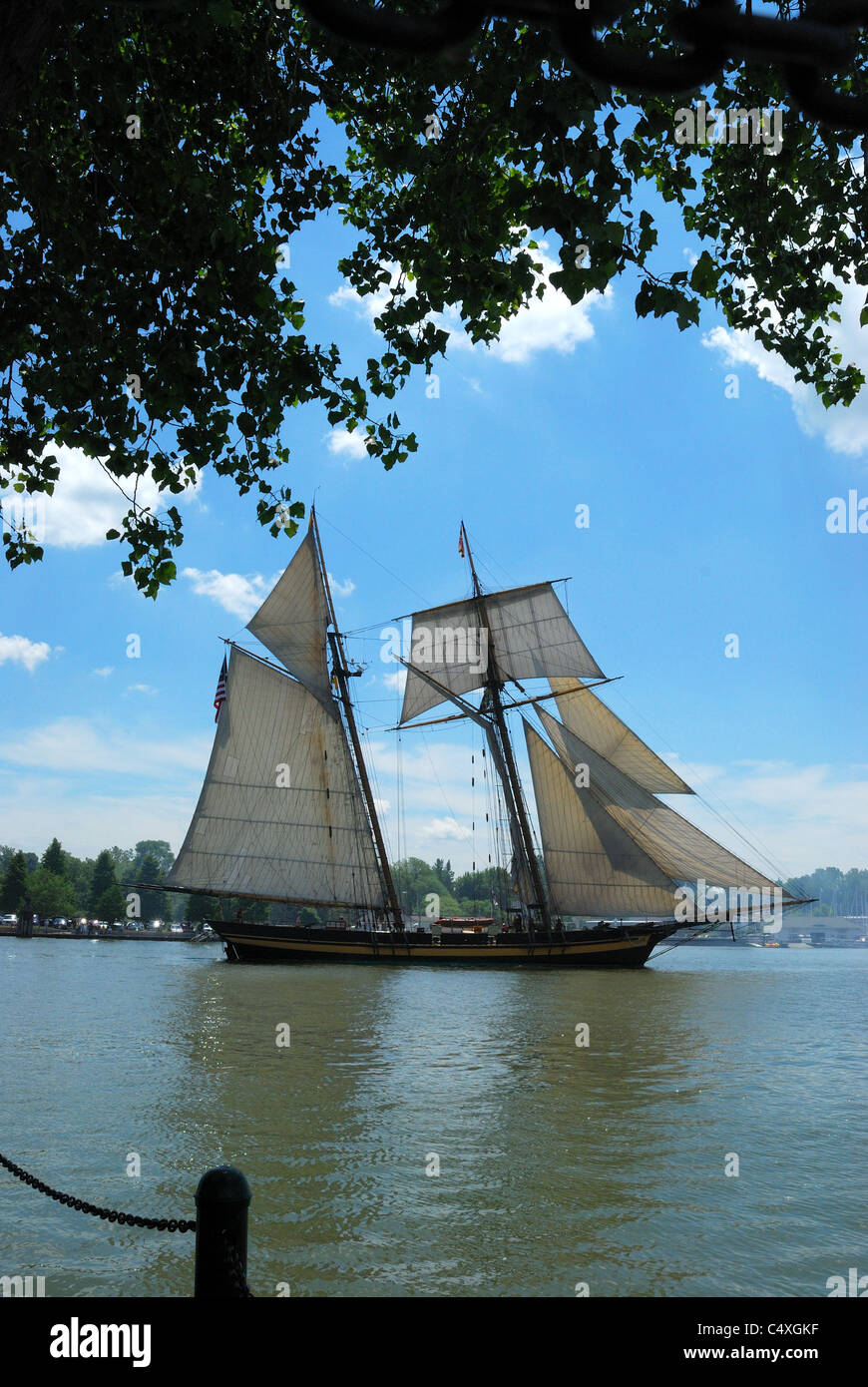 Tall ships sailing new york hi-res stock photography and images - Alamy