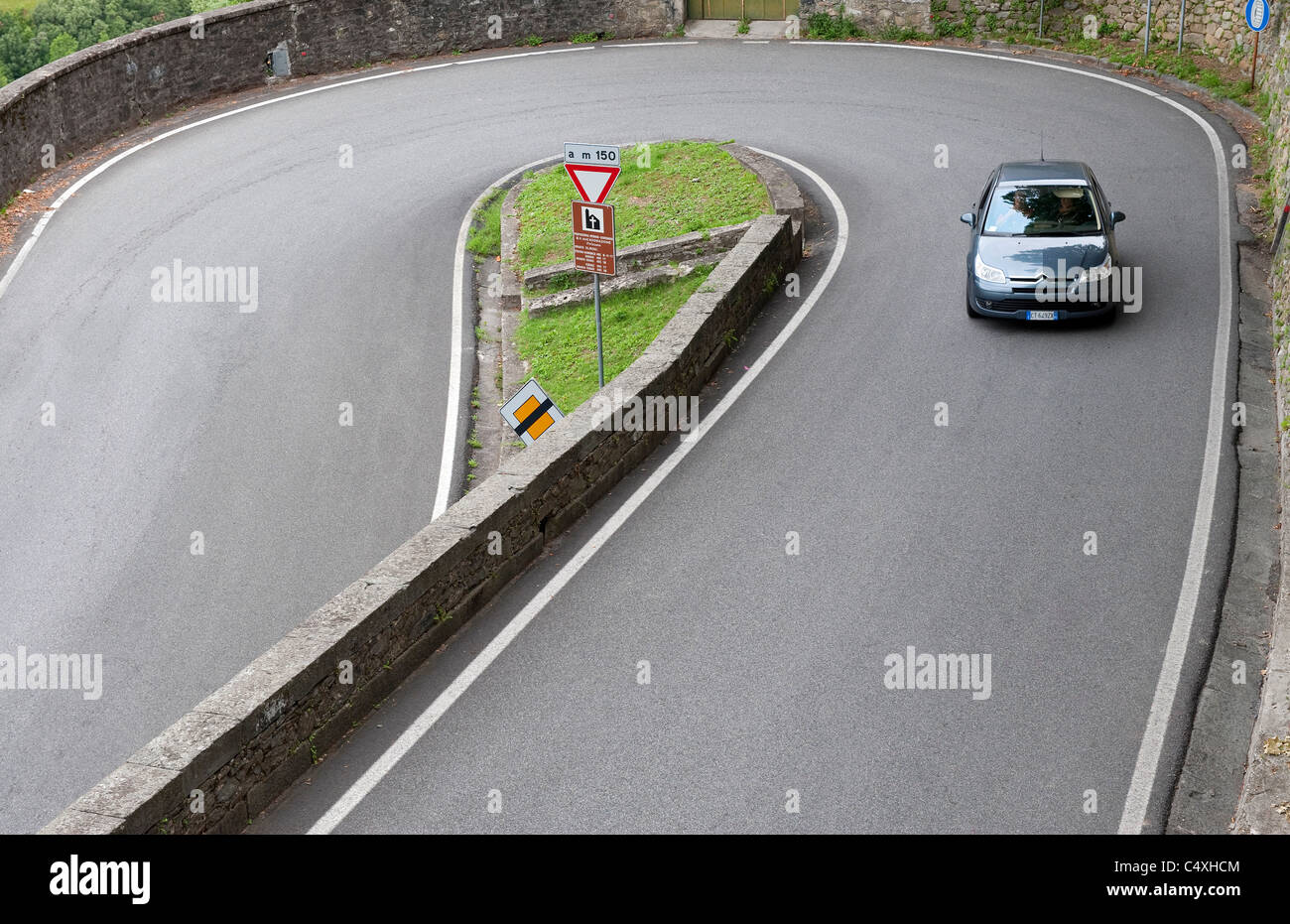 Curved road hi-res stock photography and images - Alamy