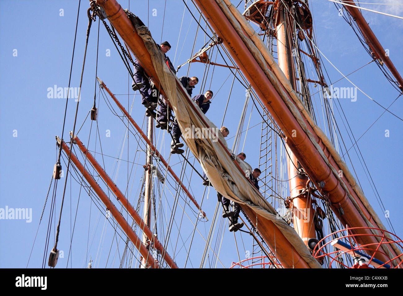 Ship sail yardarm hi-res stock photography and images - Alamy