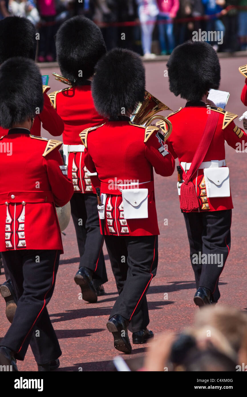 Royal guards band marching buckingham palace the changing of the hi-res ...