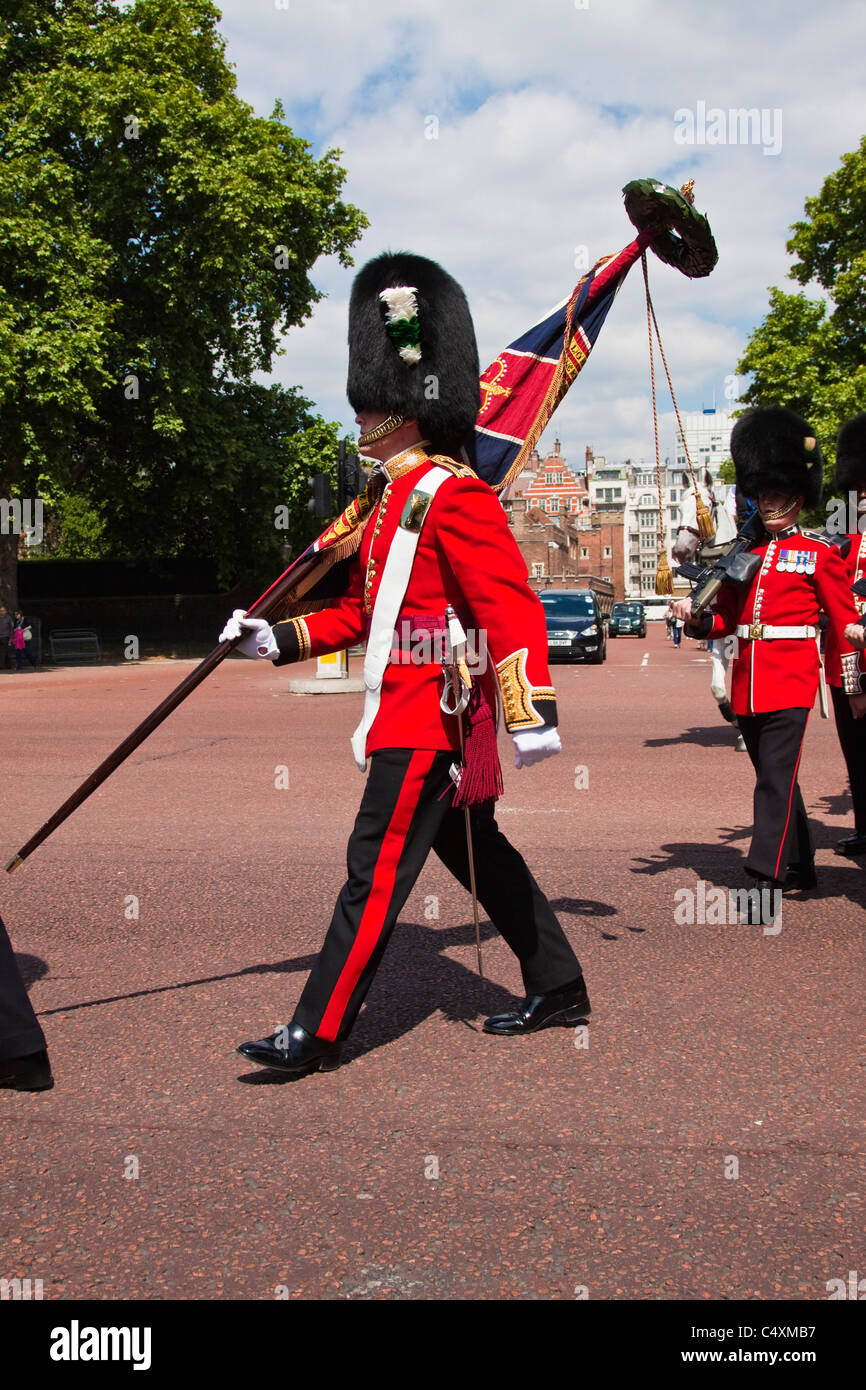 An Officer Guard Buckingham Palace High Resolution Stock Photography ...