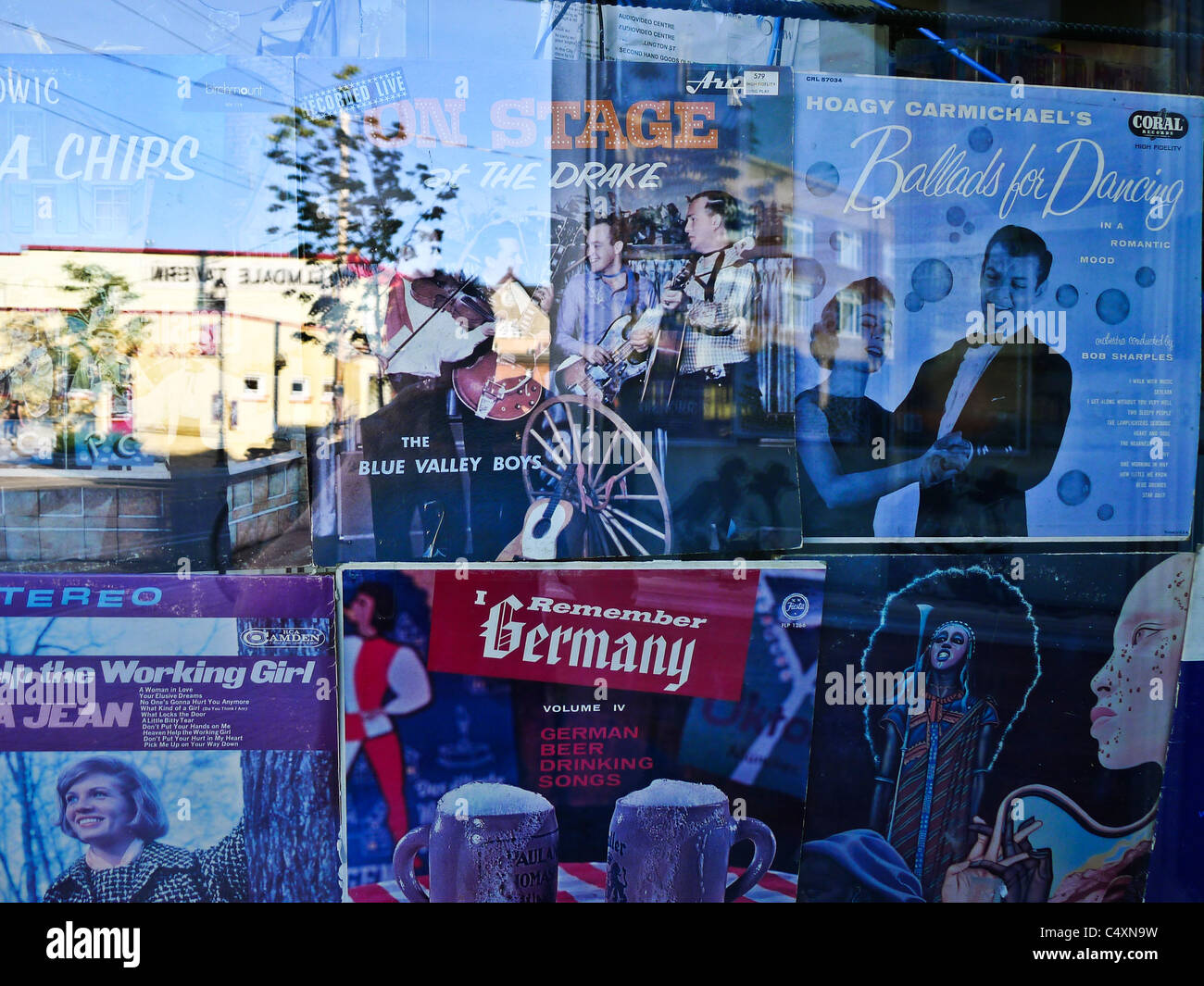 Record store window hi-res stock photography and images - Alamy