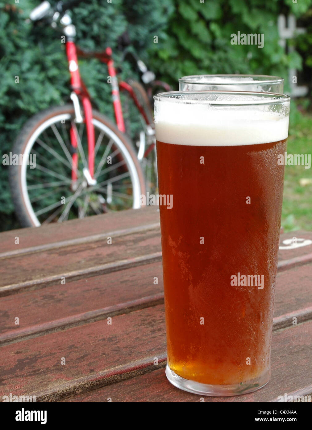 A pint of beer in an English pub garden Stock Photo - Alamy