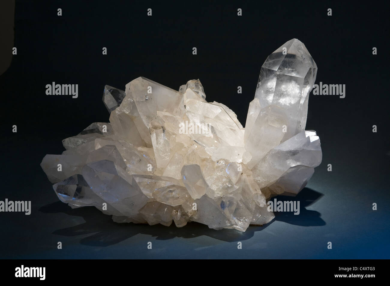 Crystal aggregate hi-res stock photography and images - Alamy