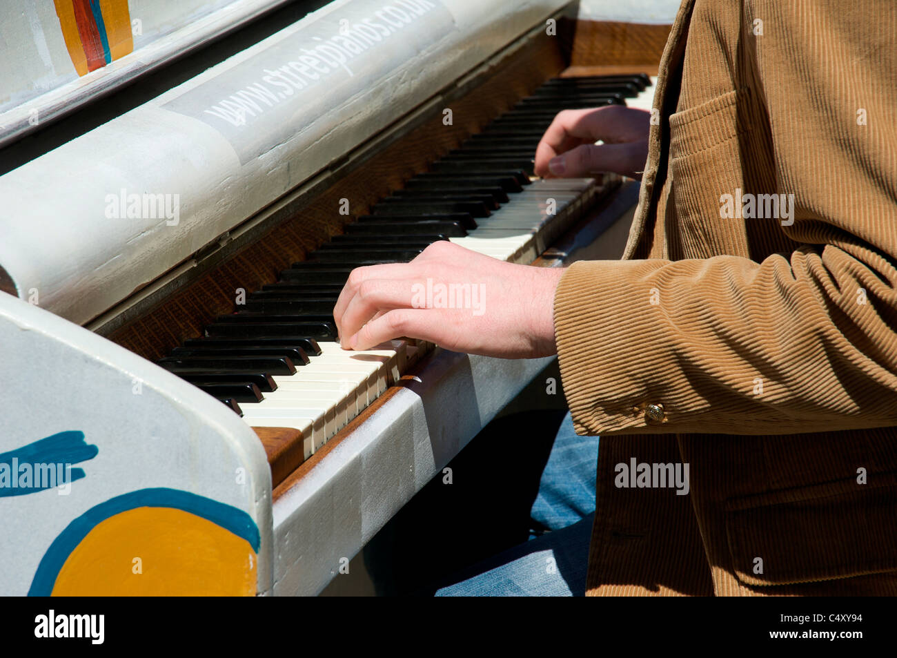 Street piano hi-res stock photography and images - Alamy