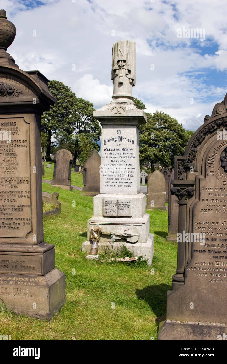 Gravestone of Wallace Hartley, bandmaster on the Titanic, in Colne ...