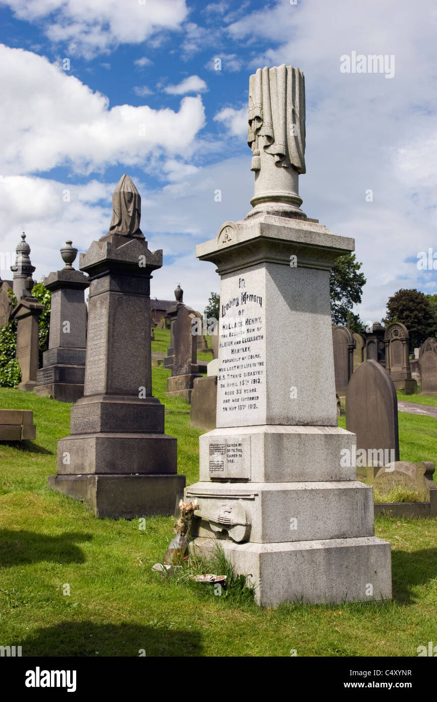 Gravestone of Wallace Hartley, bandmaster on the Titanic, in Colne ...