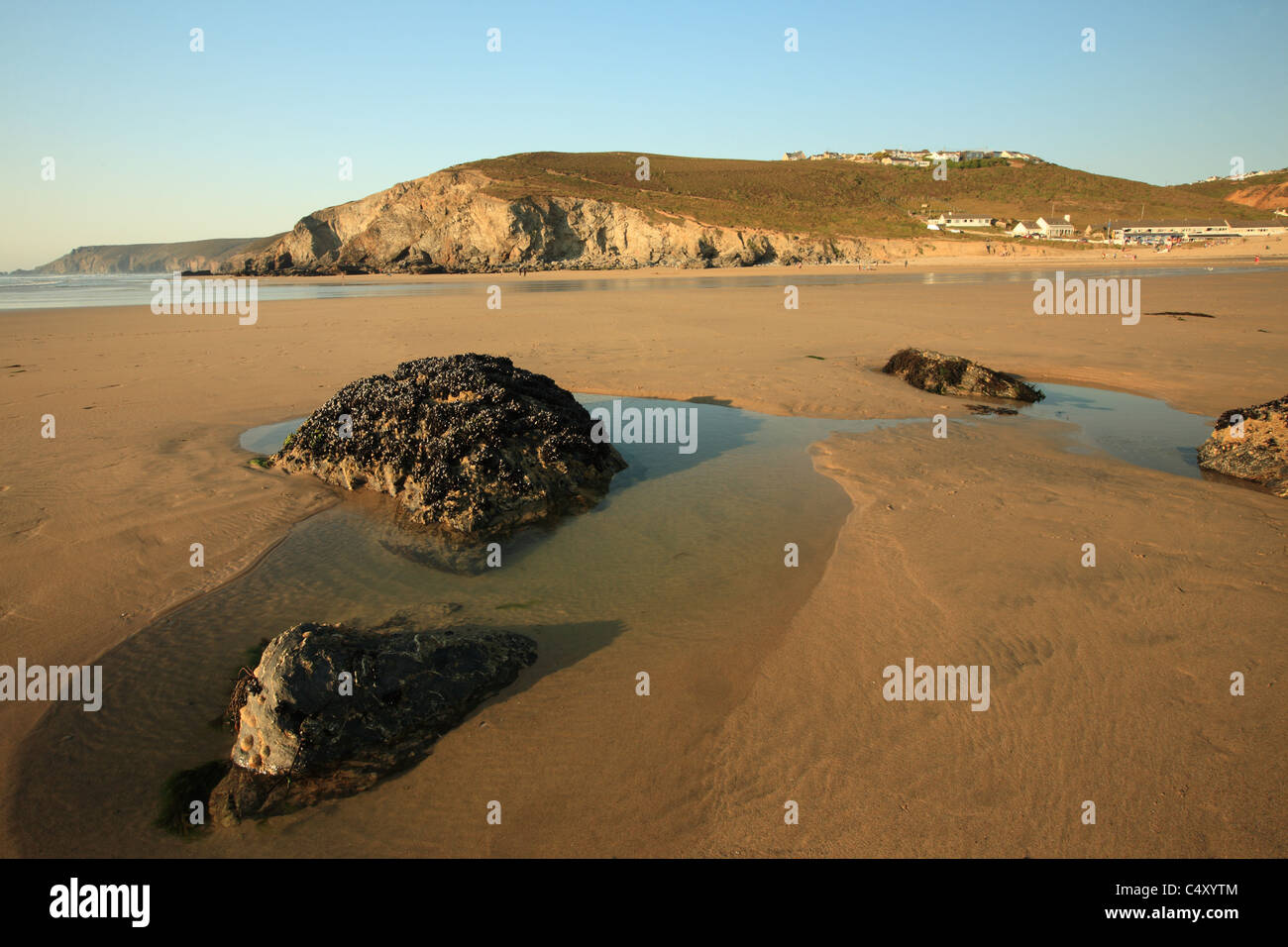 Low tide at Porthtowan beach on a hot summers evening, North Cornwall ...