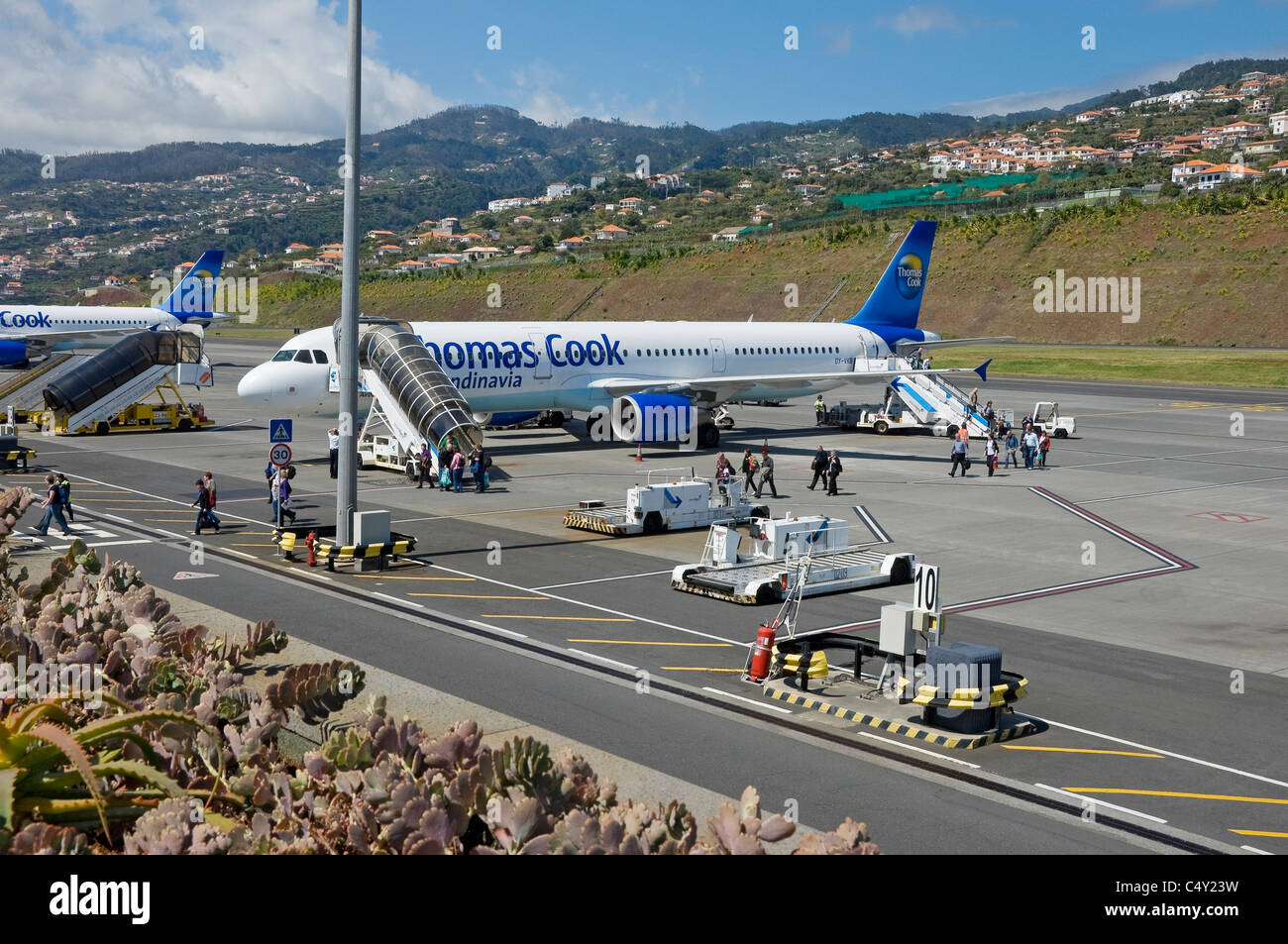 People disembarking plane hi-res stock photography and images - Alamy